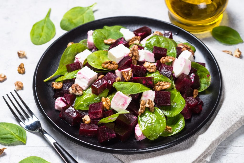 Sałatka z buraków i fety | hopnatalerz.pl